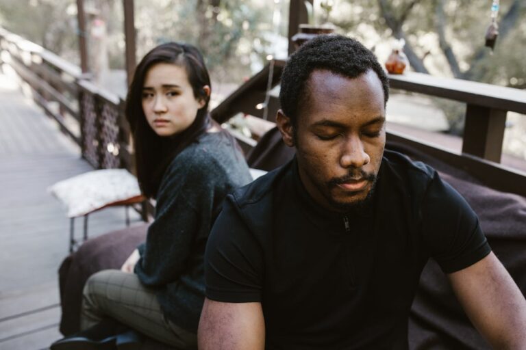 13 Clear Signs Your Ex Is Pretending to Be Over You
